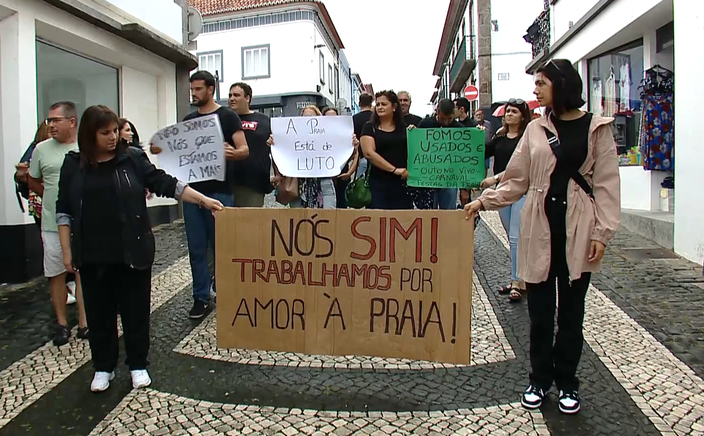Trabalhadores despedidos da Praia Cultural em protesto - RTP Açores