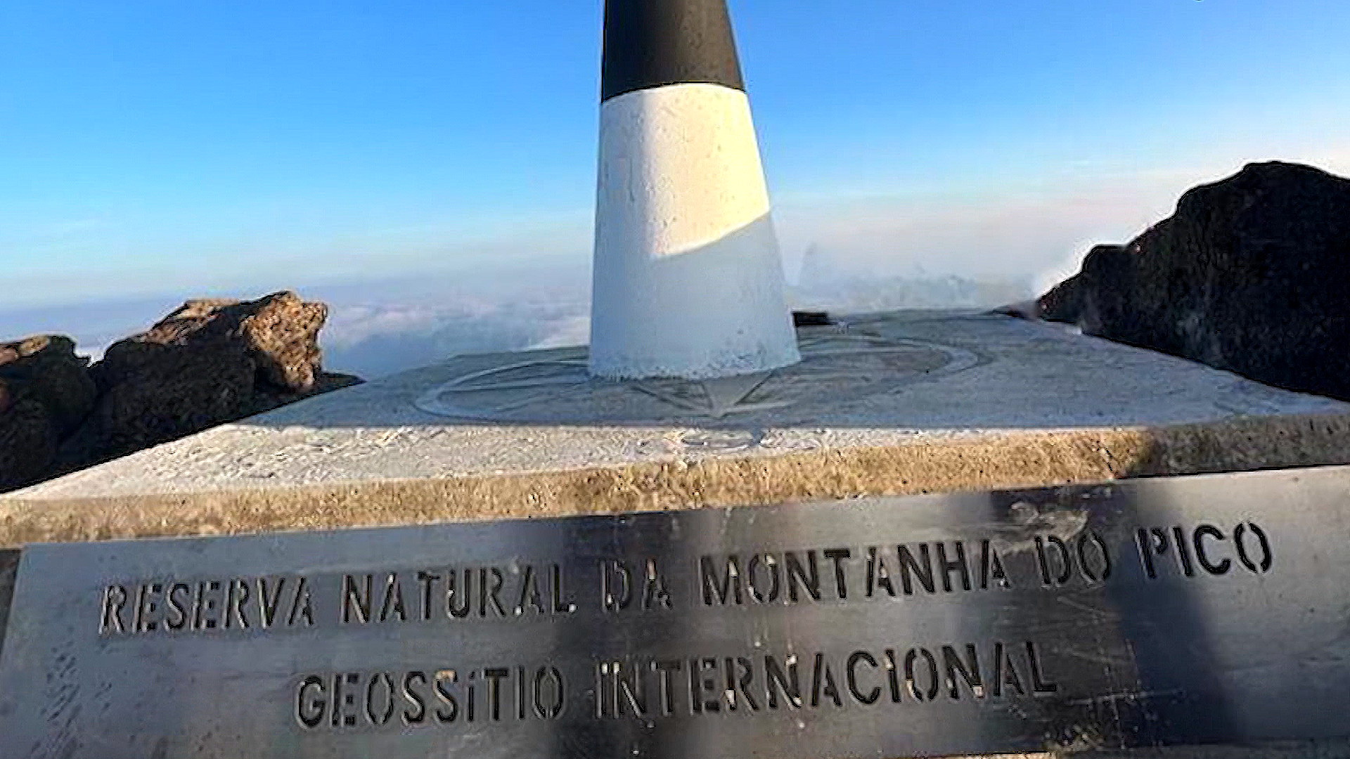 Instalado novo marco geodésico no ponto mais alto de Portugal - RTP Açores