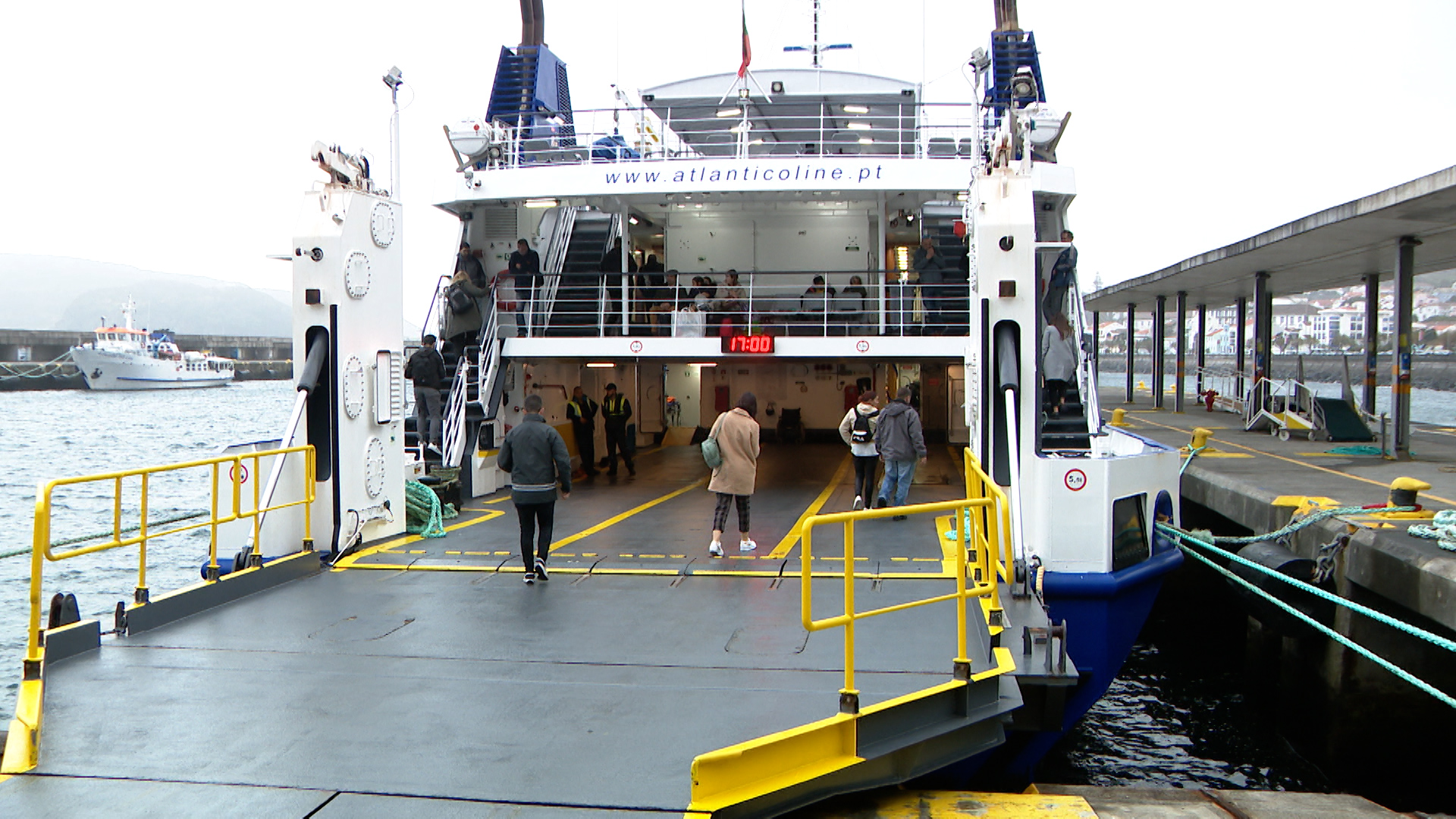 Trabalhadores da Atlânticoline partem para a greve - RTP Açores