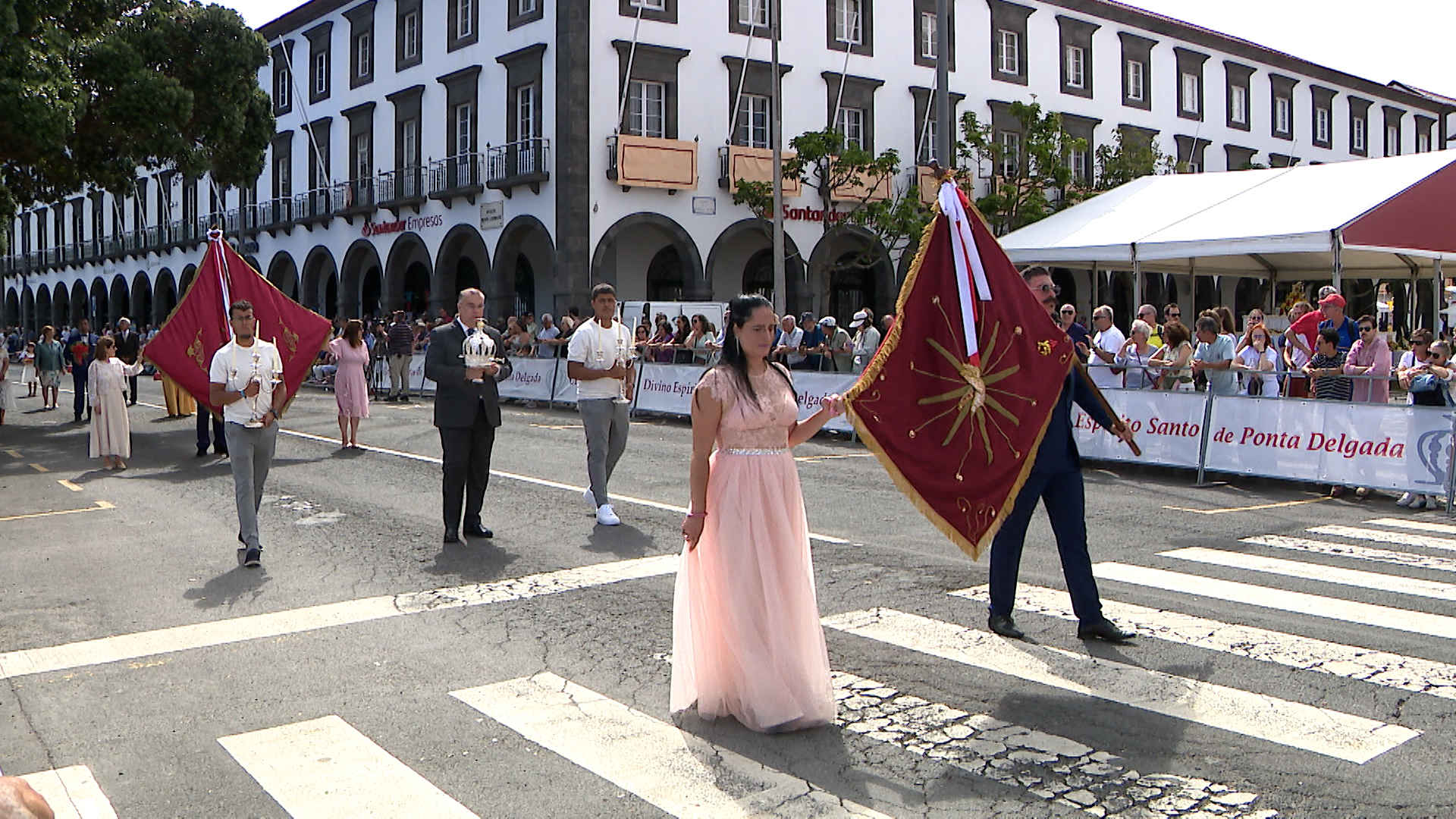 Coroação dos Impérios percorre ruas do centro histórico de Ponta ...