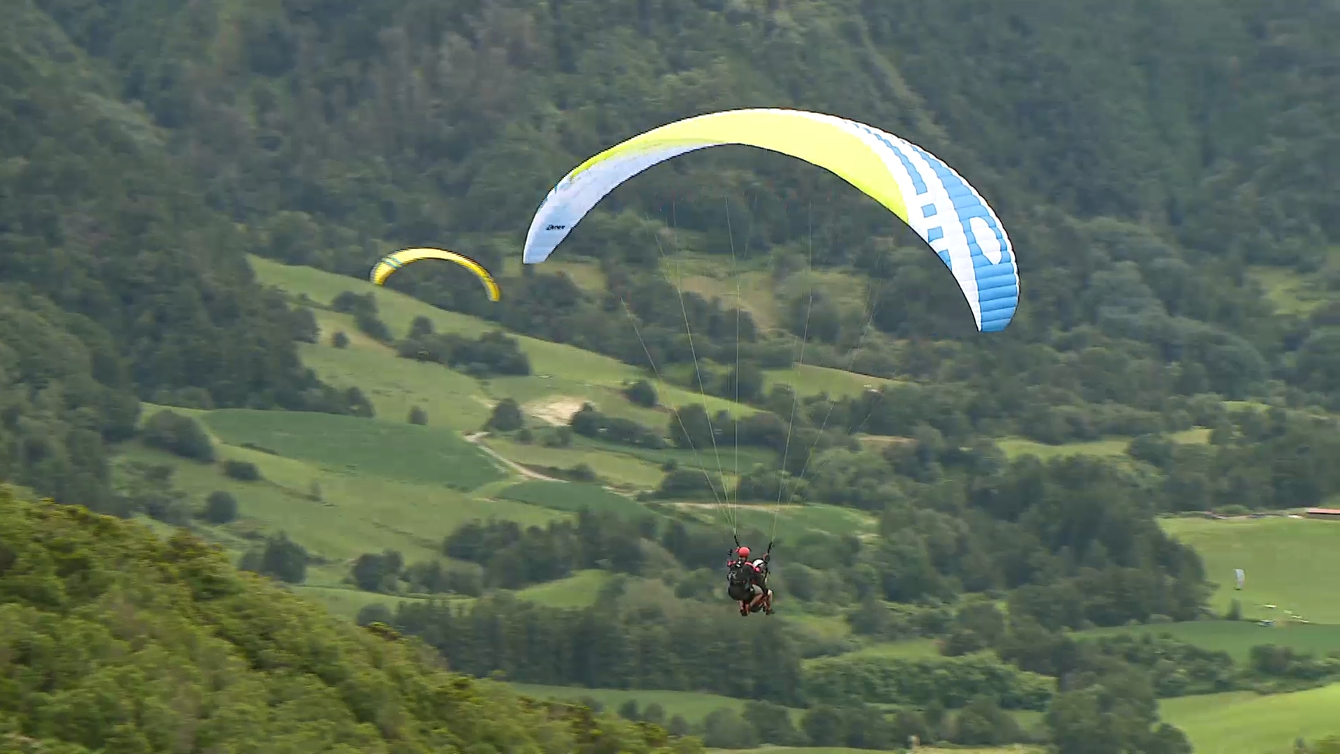 Festival de Parapente já decorre em São Miguel com 60 pilotos - RTP Açores