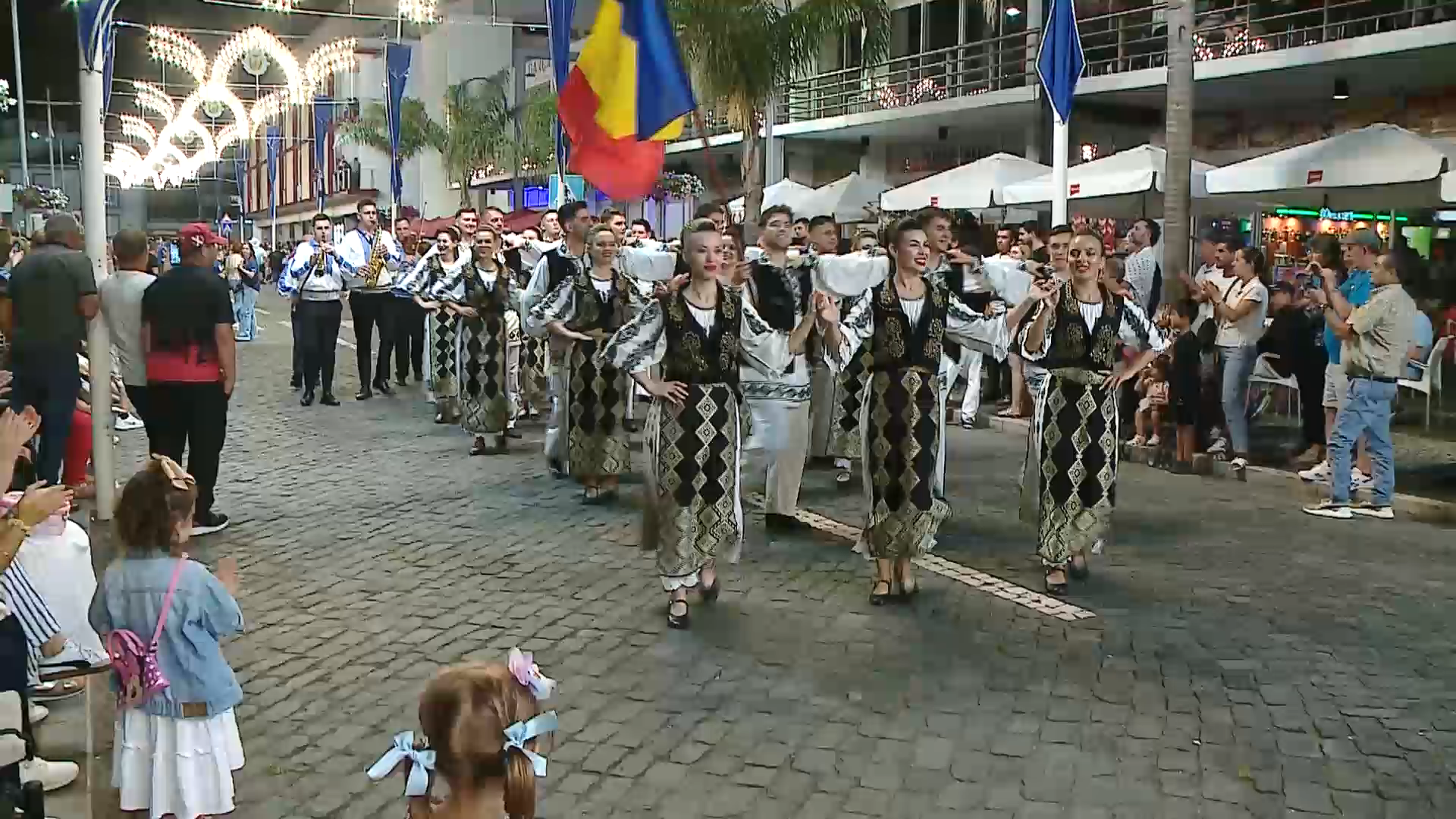 Folk Azores realiza primeiro grande desfile com 15 grupos ...