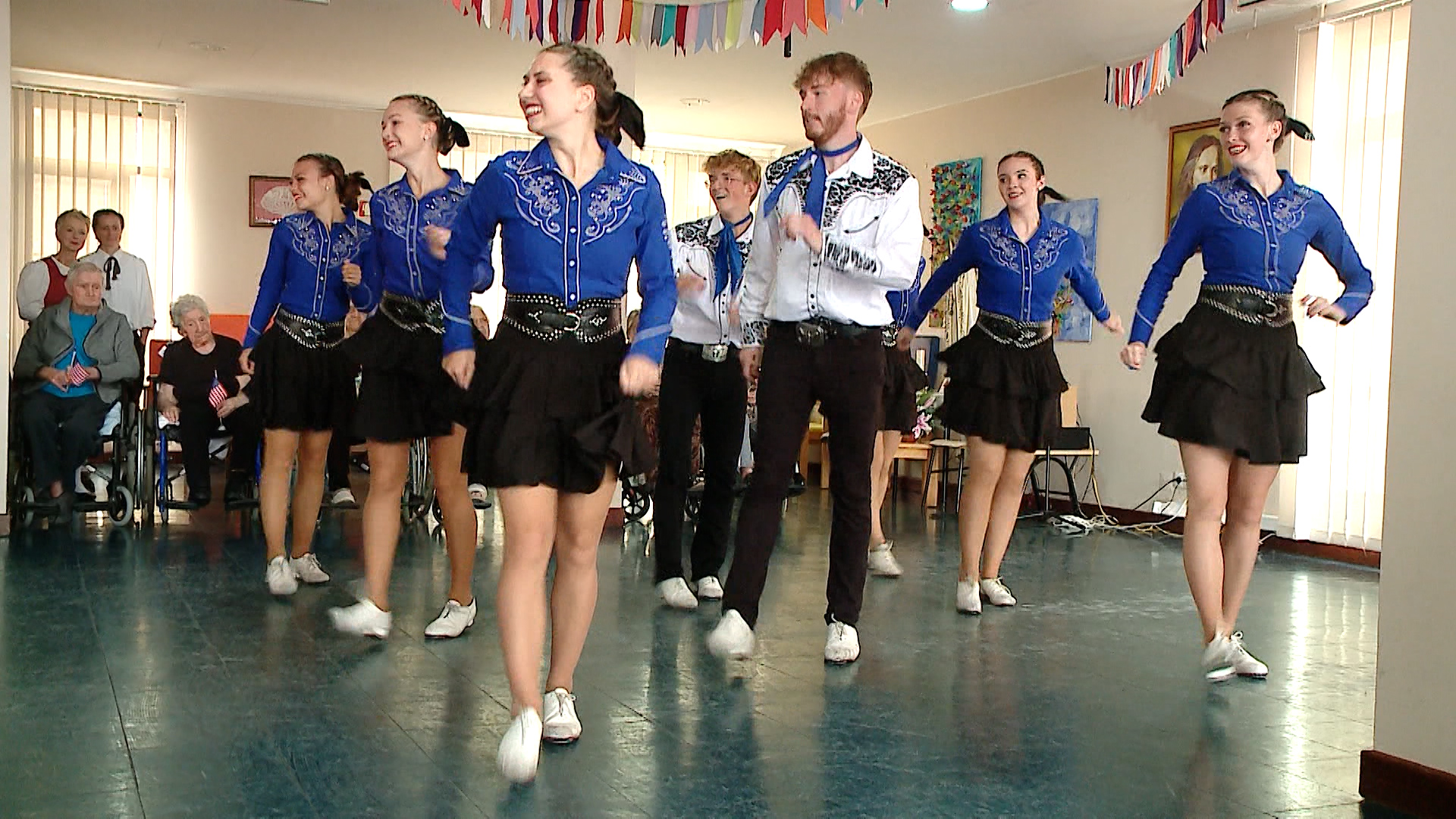 Lar da Santa Casa de Angra recebe grupos do Folk Azores - RTP Açores