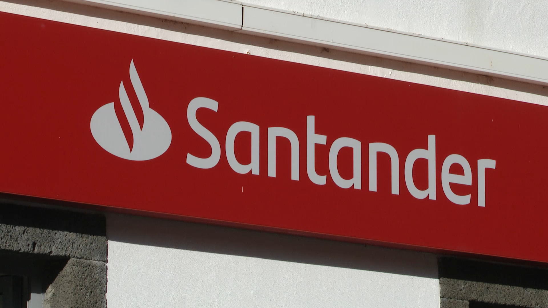 Santander encerra balcão nas Lajes do Pico - RTP Açores