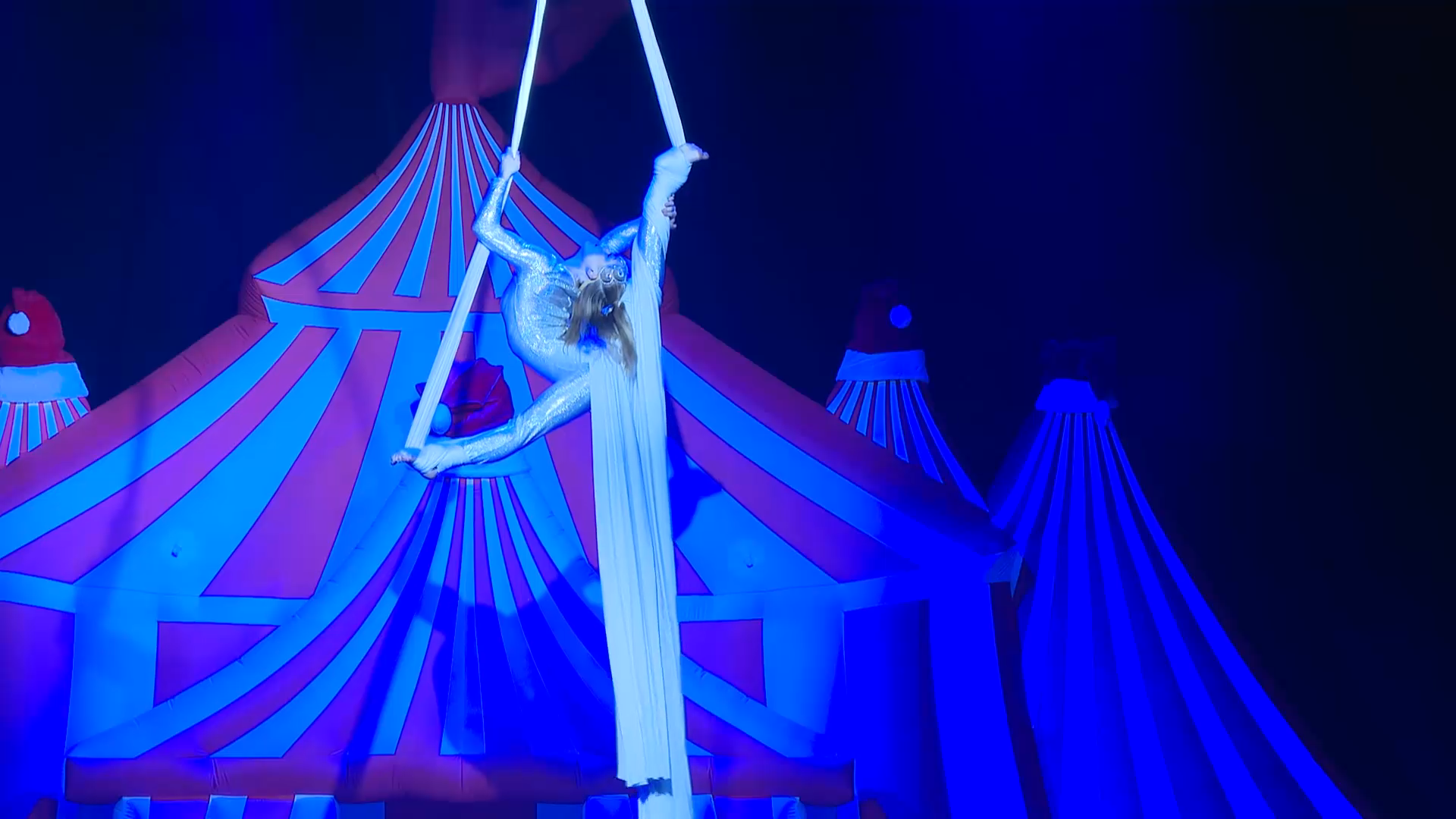 Mais de 30 artistas sobem ao palco no Circo Mágico de Natal - RTP Açores