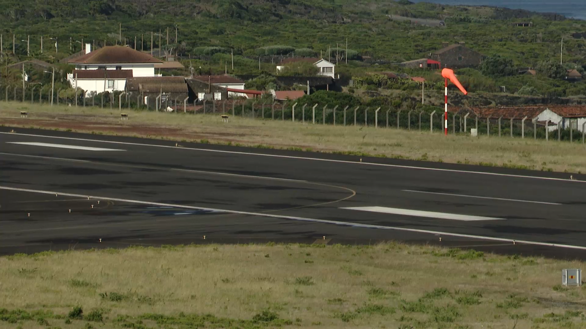 Autarcas do Pico querem candidatar ampliação da pista do aeroporto a ...