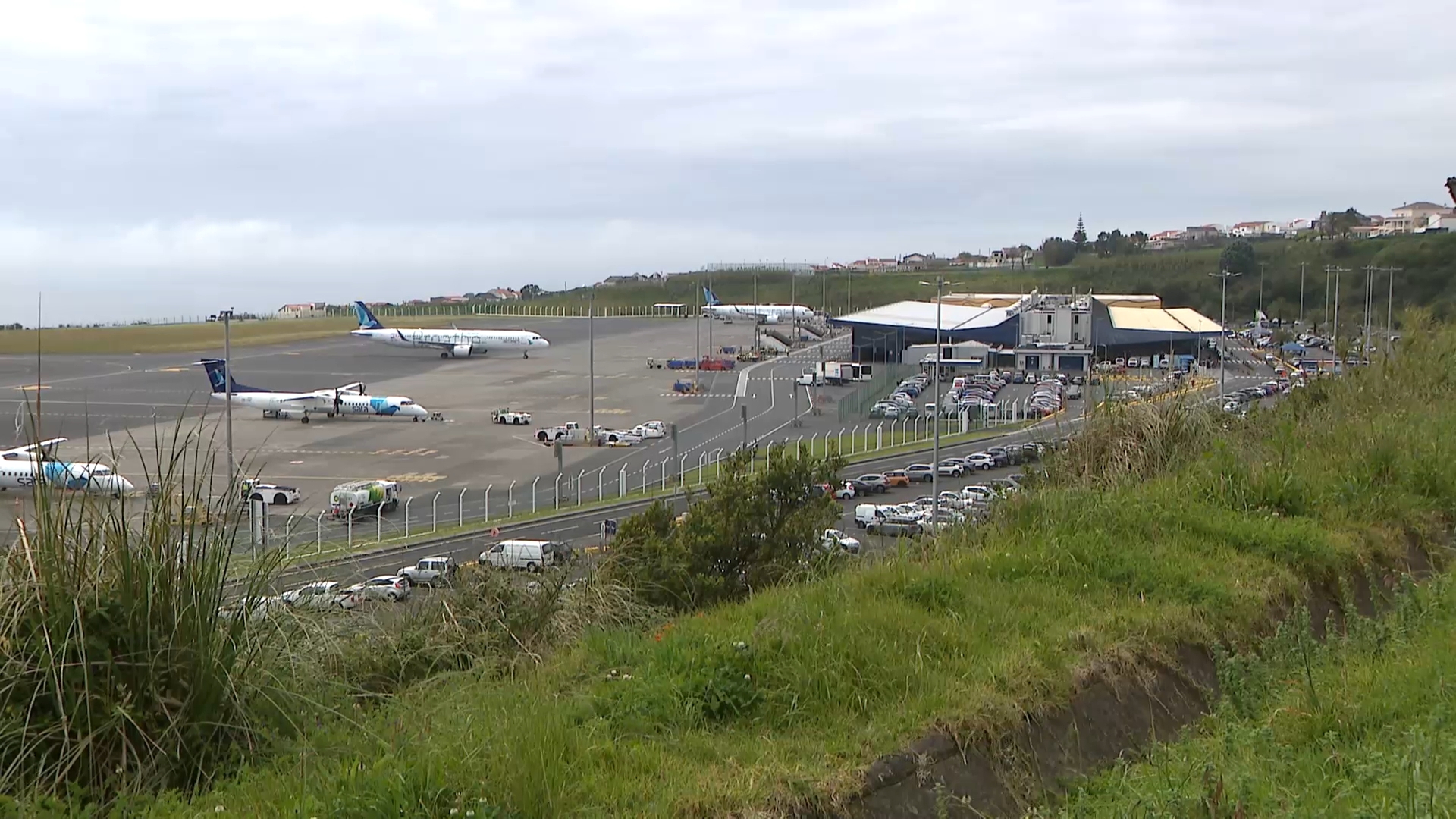 SATA cancela todos os voos interilhas e 6 voos para o exterior - RTP Açores